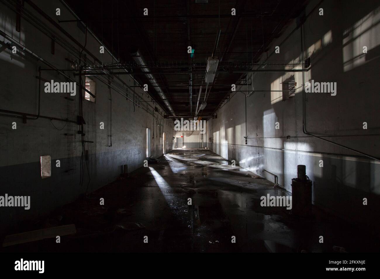 Empty interior factory hi-res stock photography and images - Alamy