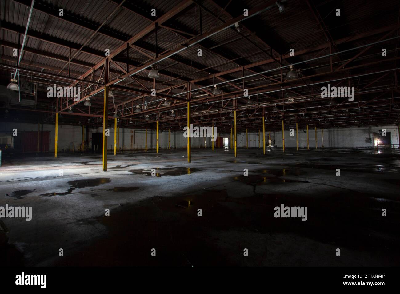 Empty industrial space hi-res stock photography and images - Alamy