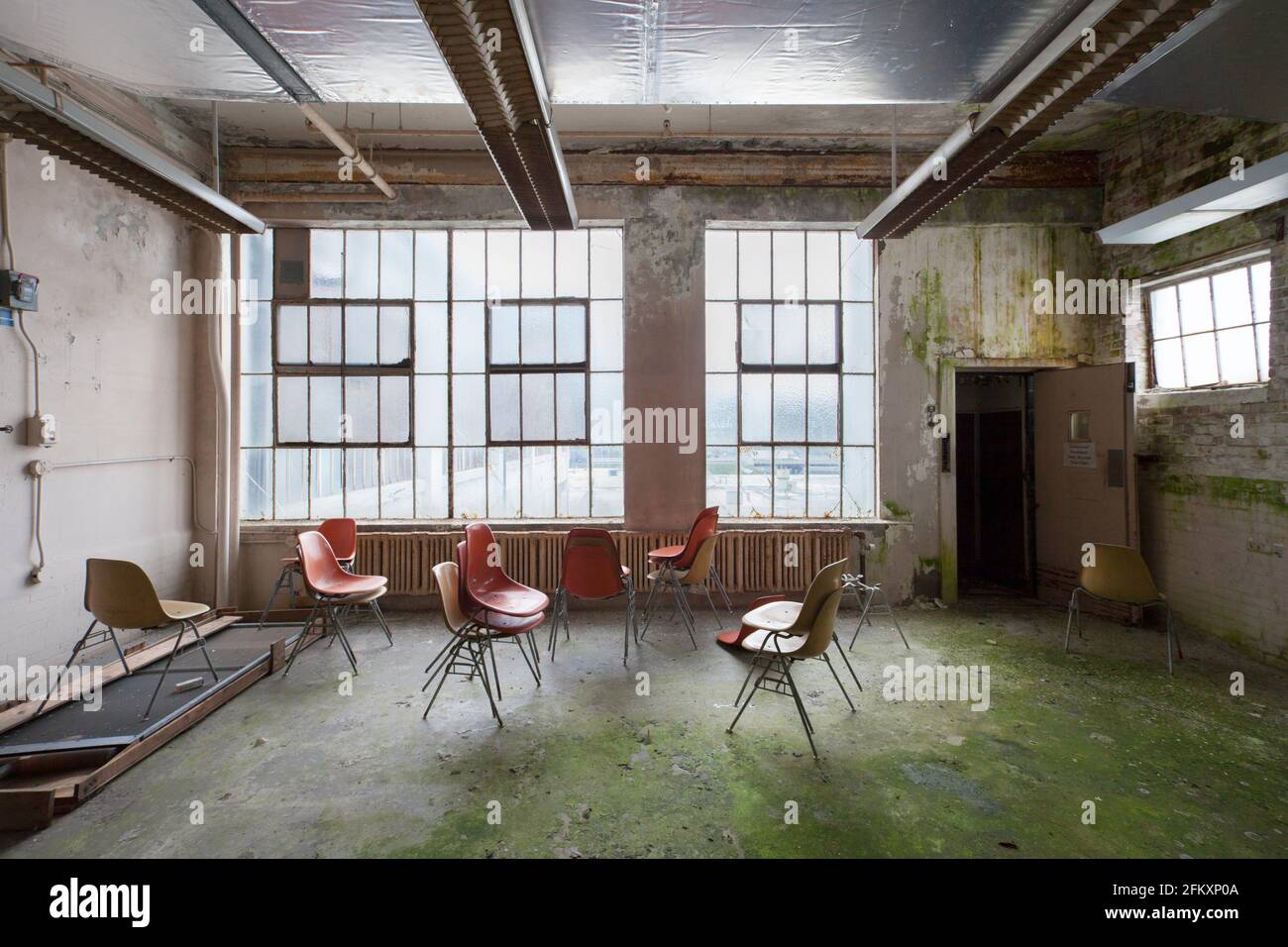 Empty interior factory hi-res stock photography and images - Alamy