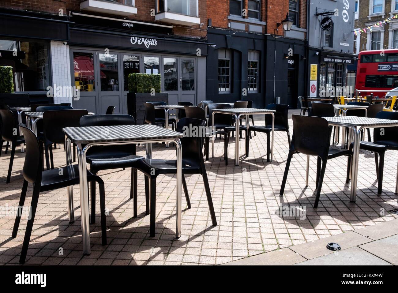 Cafe customer seating hi-res stock photography and images - Alamy