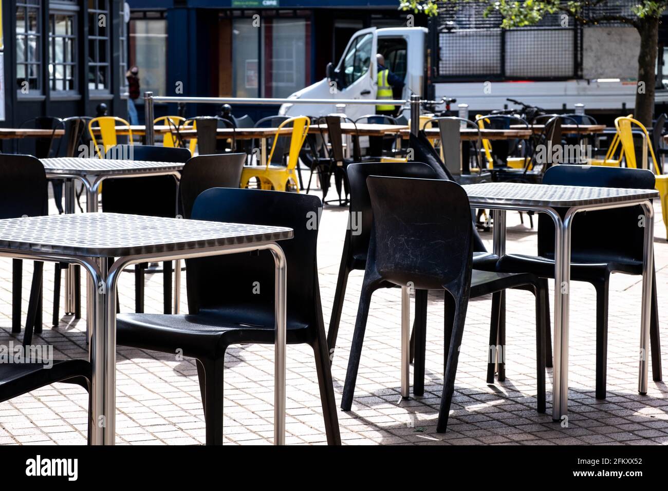 Outside seating table hi-res stock photography and images - Alamy