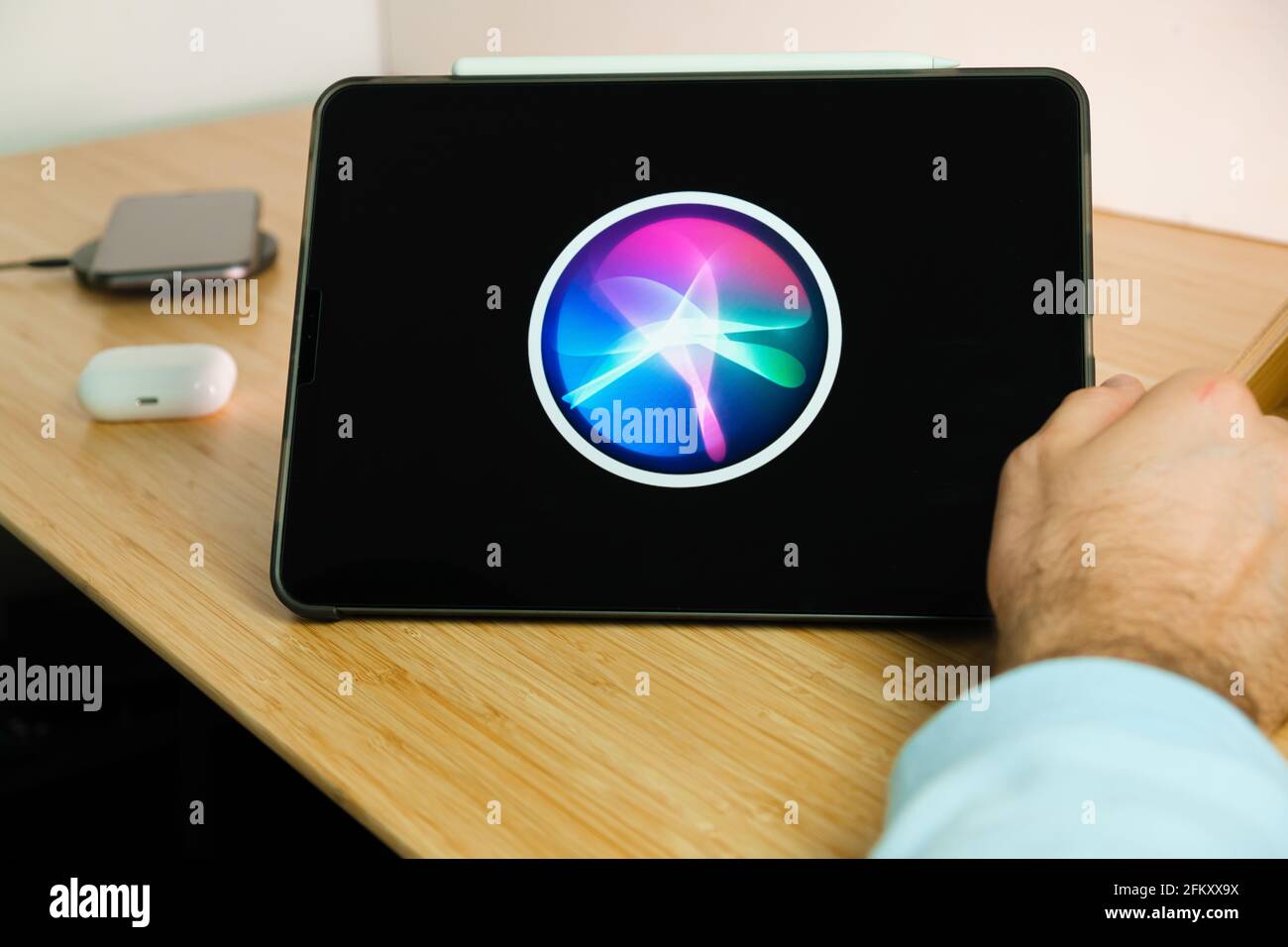 Siri logo hi-res stock photography and images - Alamy