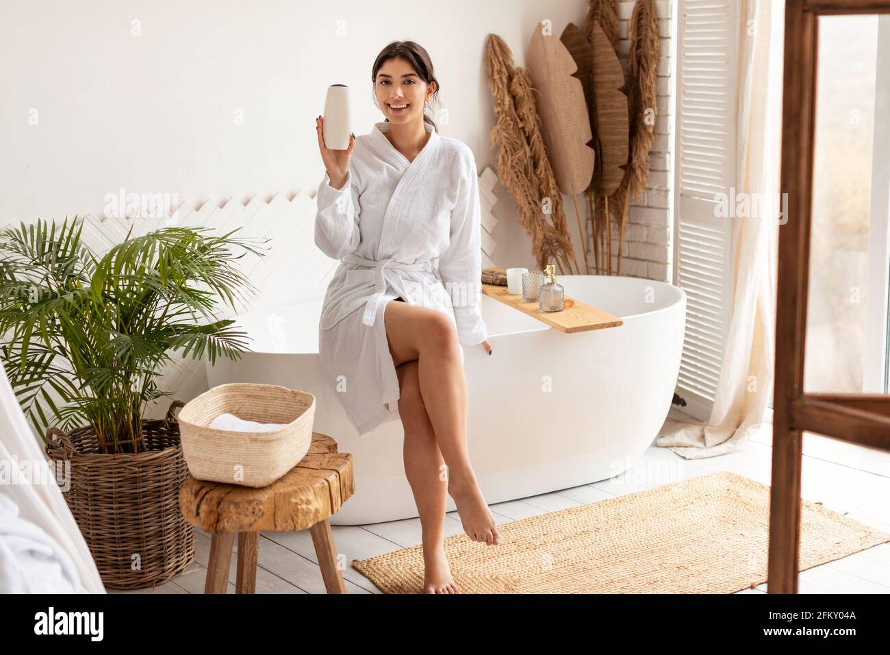 Smiling people showing clean hi-res stock photography and images - Alamy