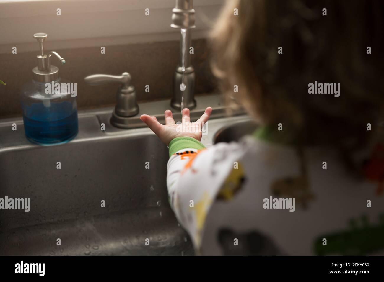 Water dripping hand hi-res stock photography and images - Alamy