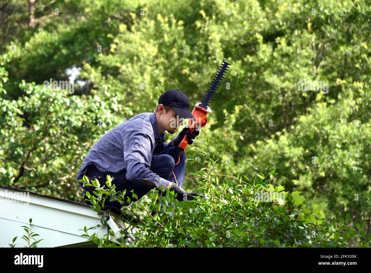 Worker working on roof edge hi-res stock photography and images - Alamy