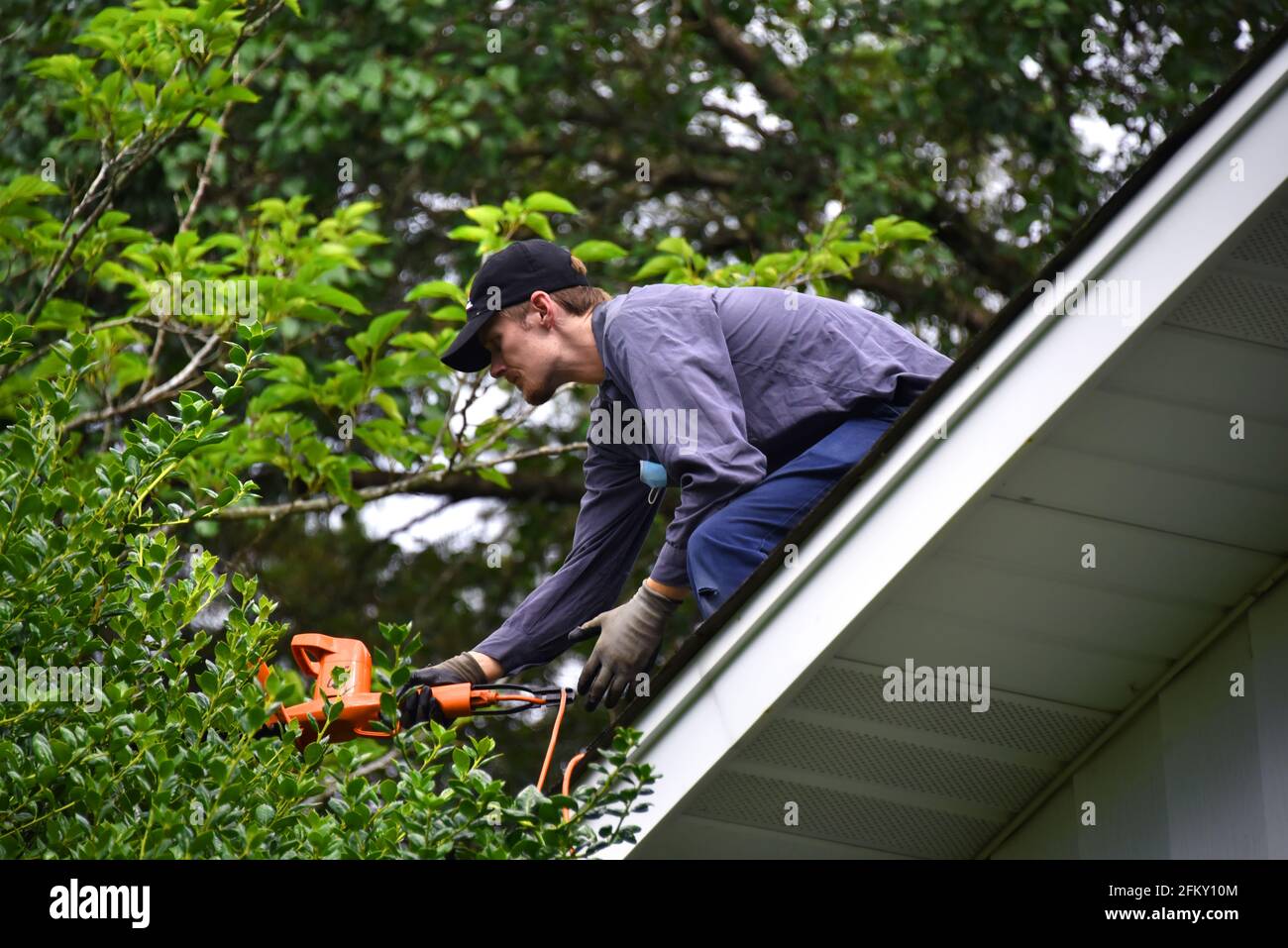 Worker working on roof edge hi-res stock photography and images - Alamy