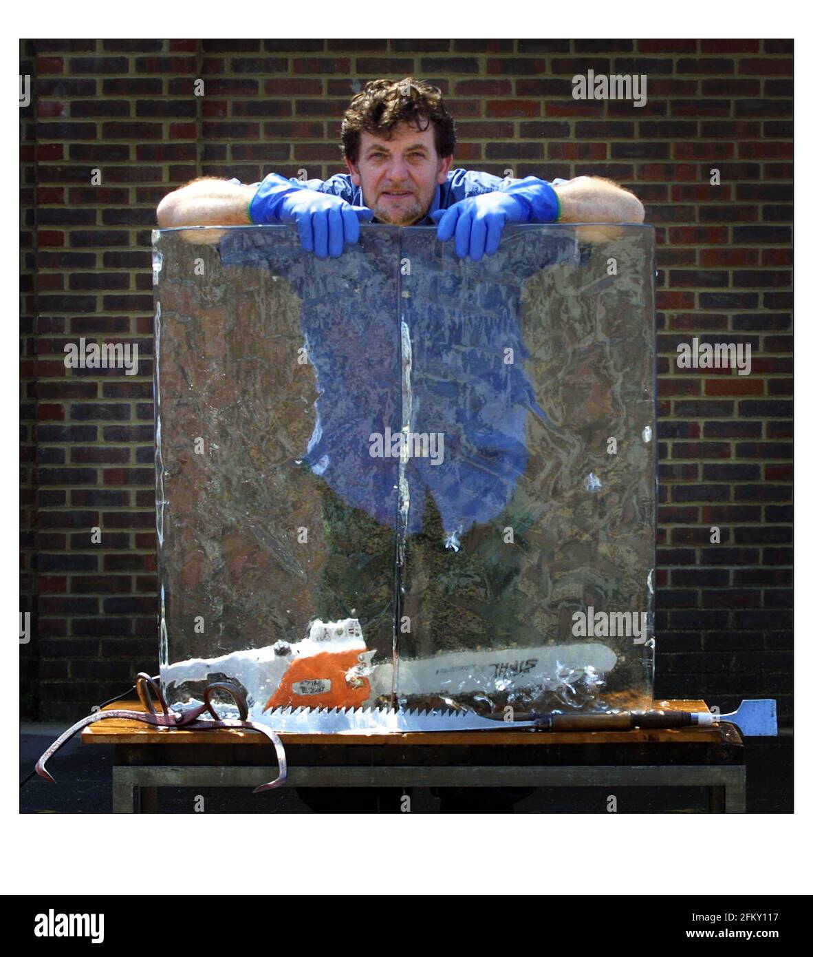 Duncan Hamilton ice sculptor at work at his studio in Wimbledon Stock ...