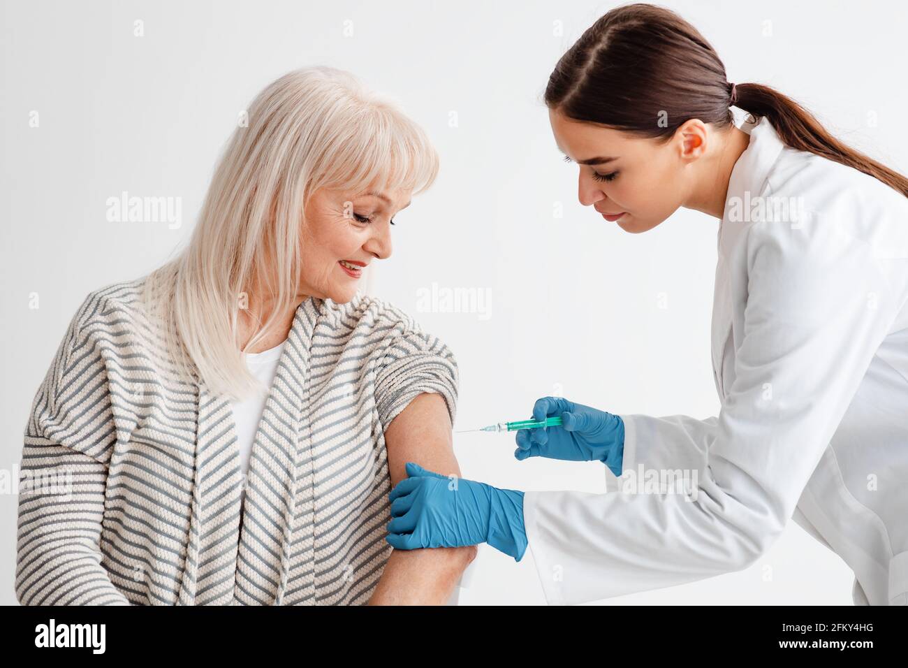 Receiving jab hi-res stock photography and images - Alamy