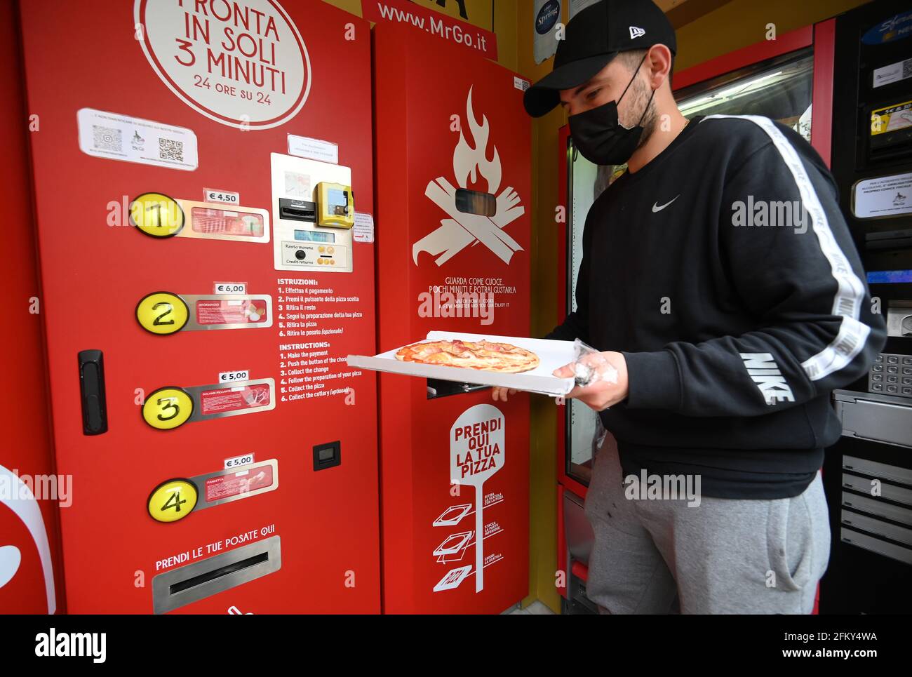 Automatic pizza vending machine hi-res stock photography and images - Alamy