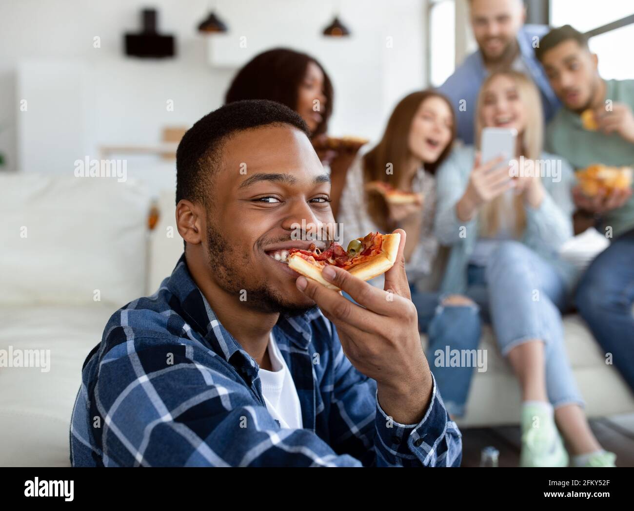 Friends eating chips hi-res stock photography and images - Alamy