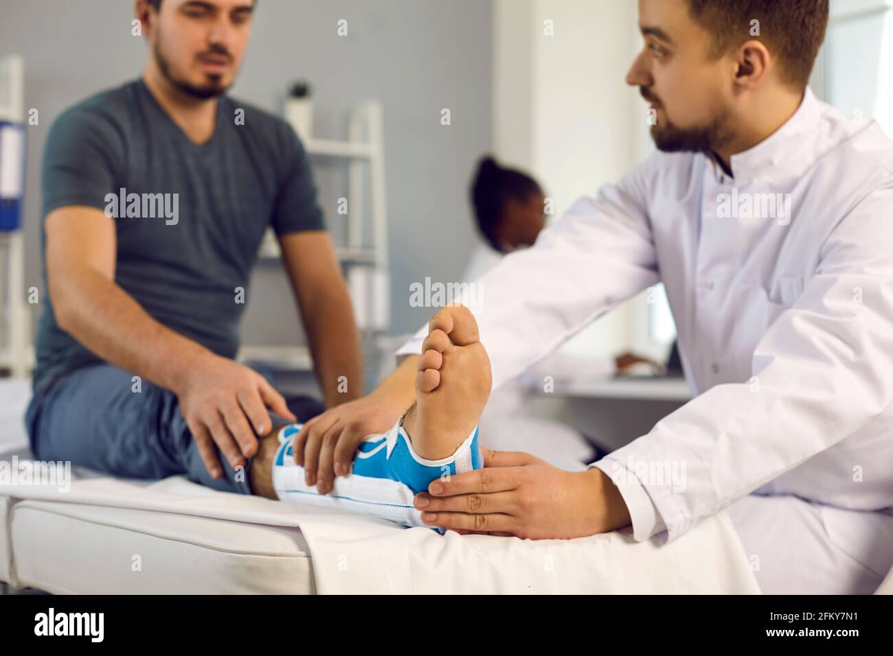 Doctor examine patient with broken leg in orthopedic bandage on ...