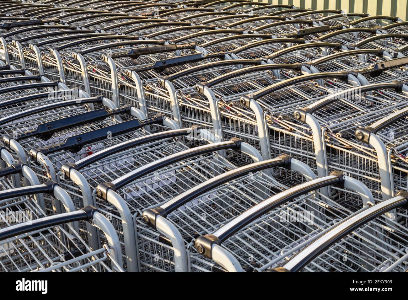 Supermarket carts hi-res stock photography and images - Alamy