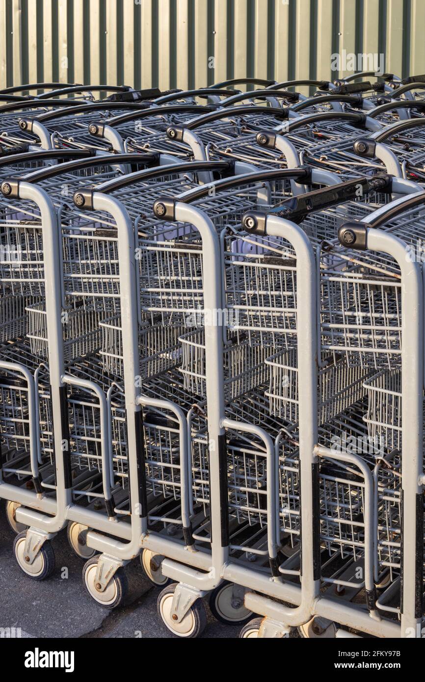 Supermarket carts hi-res stock photography and images - Alamy