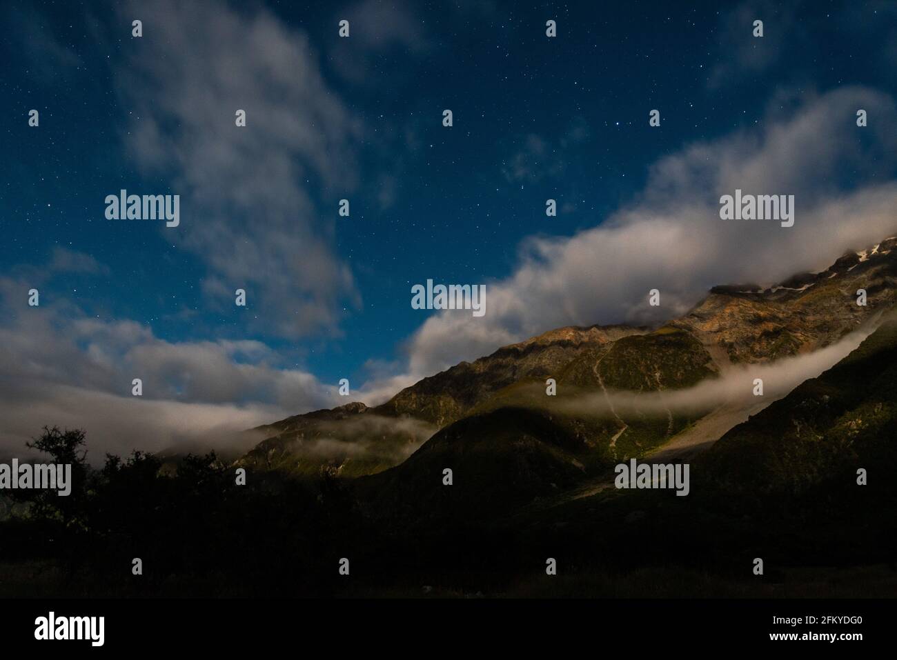 Photographing the night sky above Mount Cook National Park, South ...