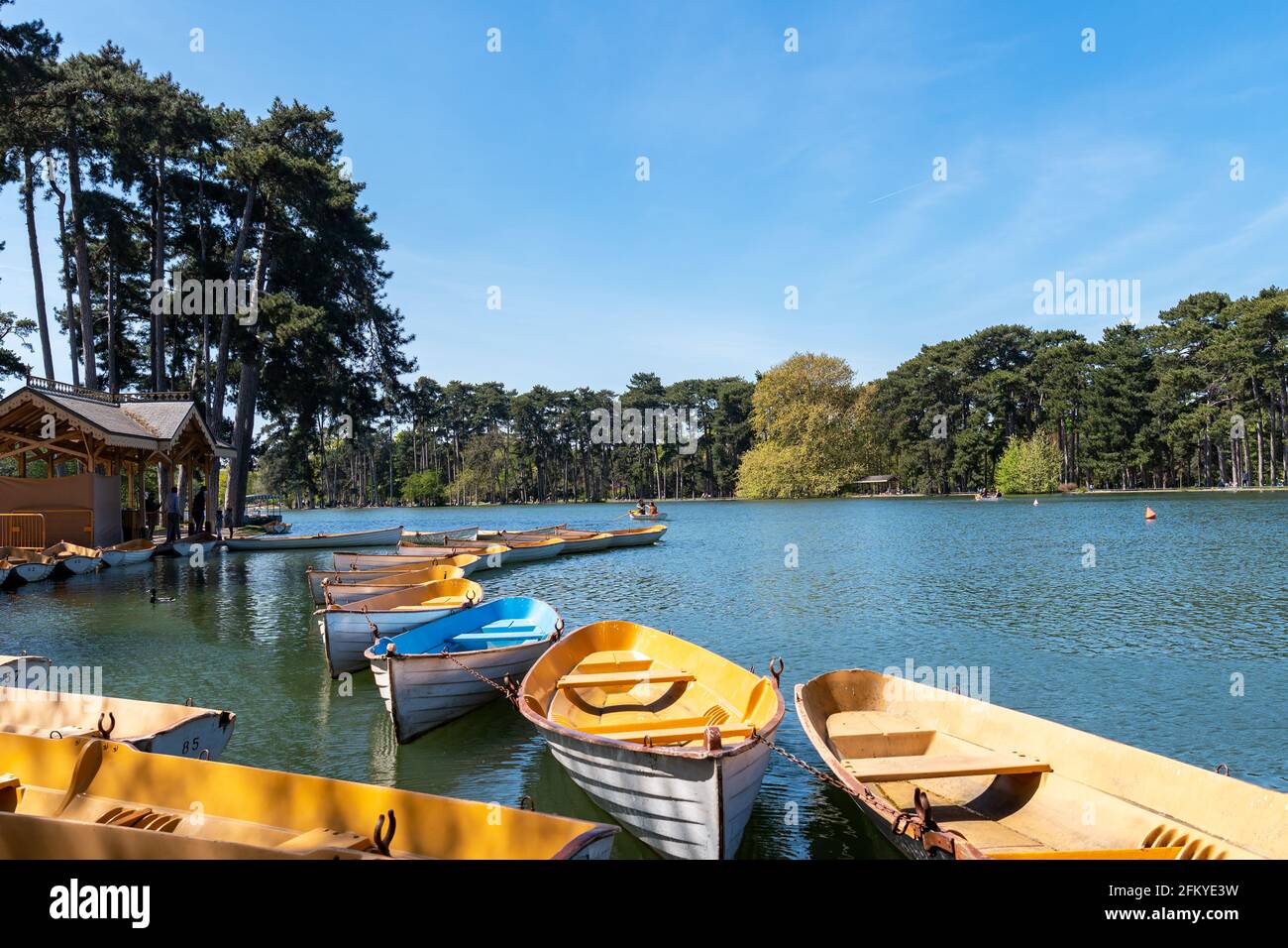 Parisians boating on the lower lake in the Bois de Boulogne - Paris ...
