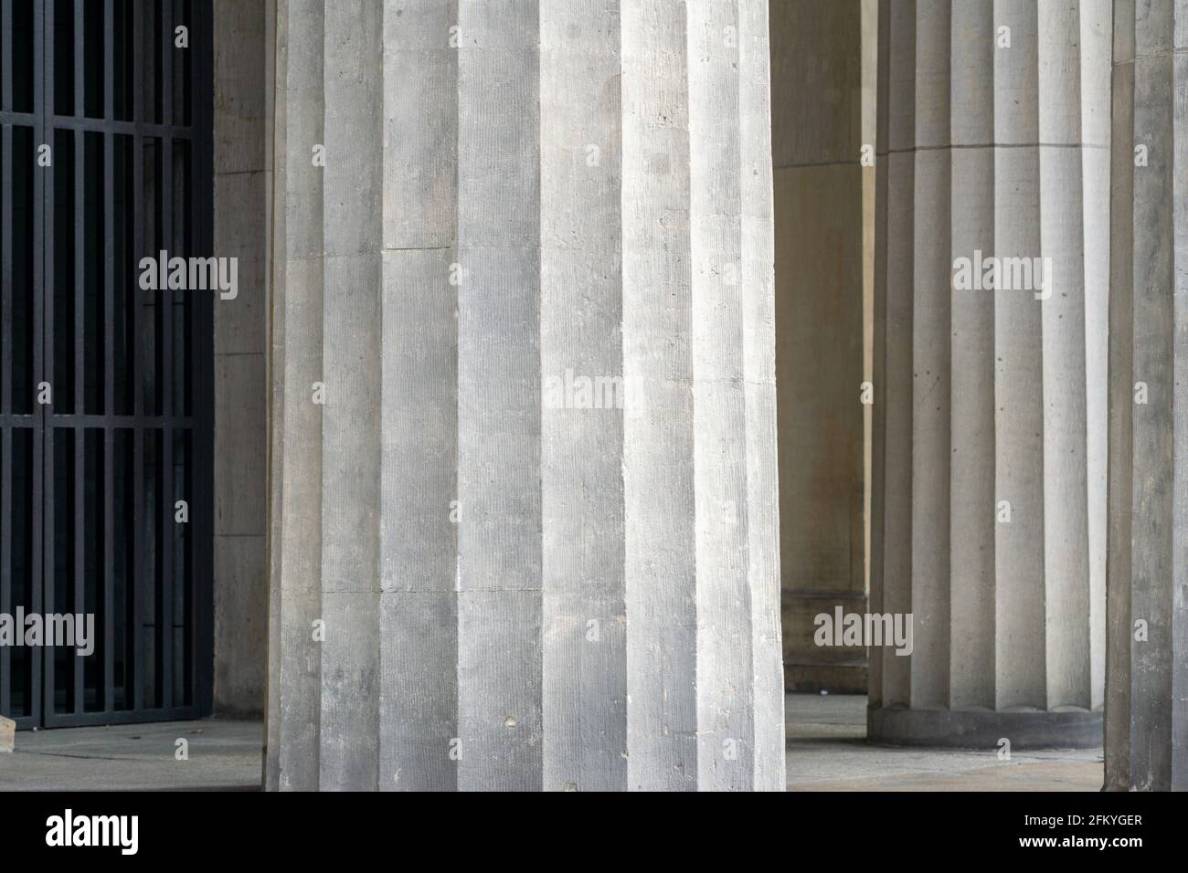 Thick column hi-res stock photography and images - Alamy