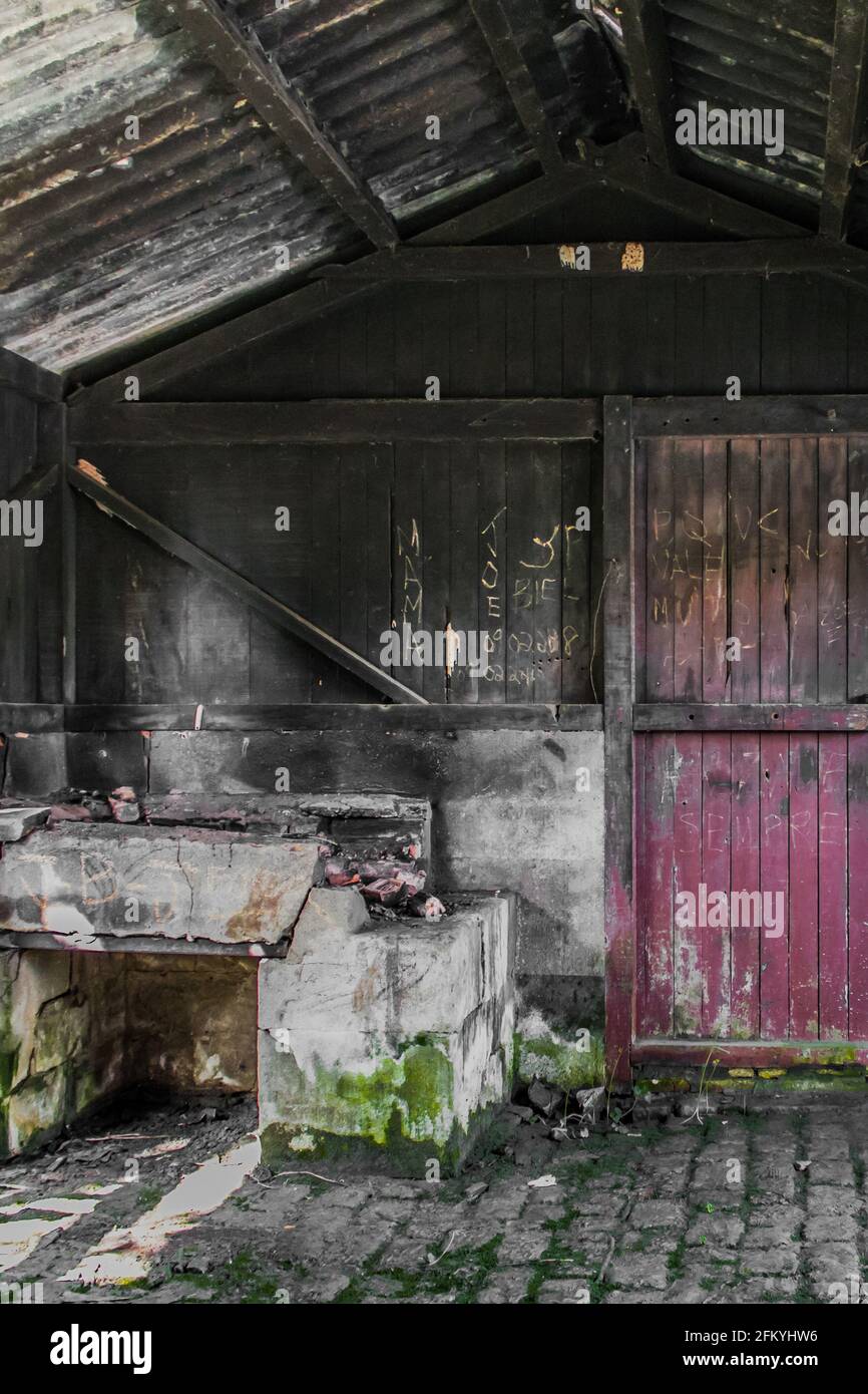 Abandoned lodge ruins Stock Photo - Alamy