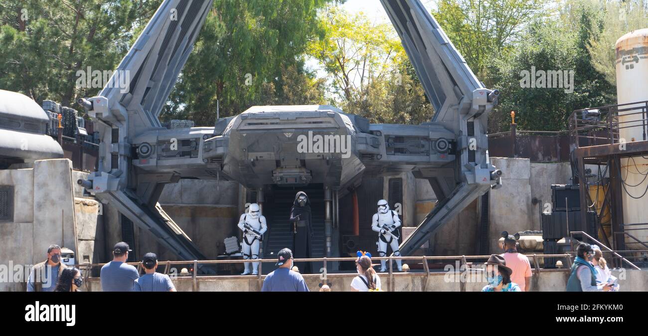 Tourists in masks watching a show in Galaxy's Edge / Star Wars Land of ...