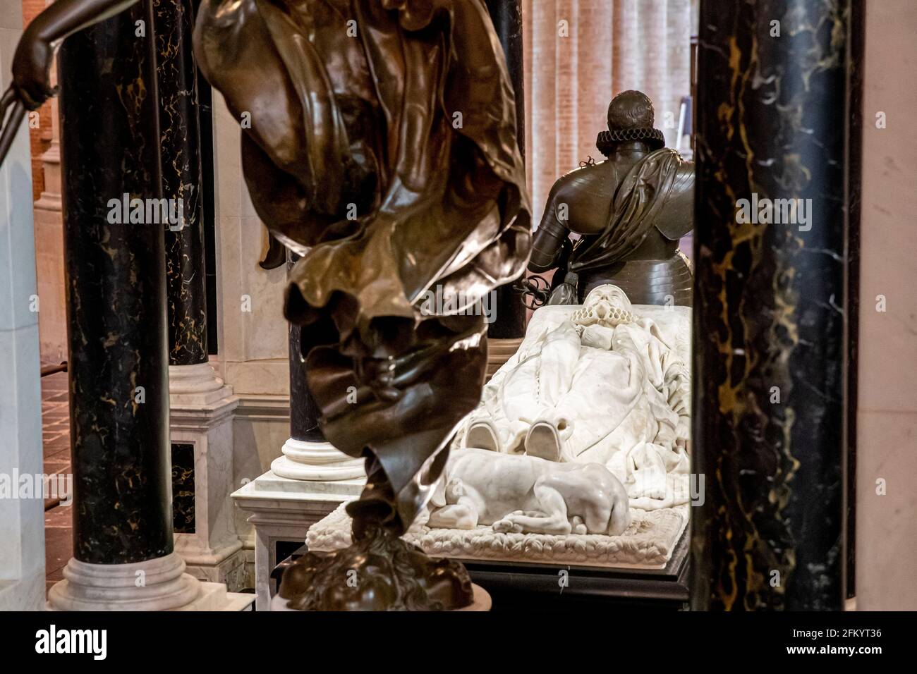 Royal Monument of Willem van Oranje and entrance of the Dutch Royal ...