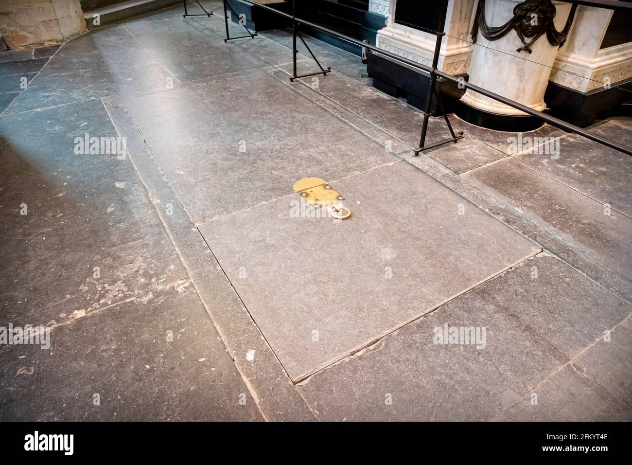 Royal Monument of Willem van Oranje and entrance of the Dutch Royal ...