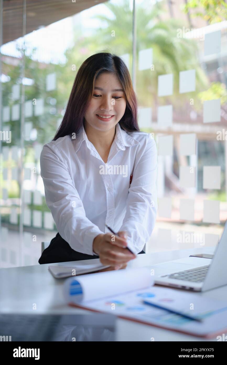Calculating graph hi-res stock photography and images - Alamy Calculating graph hi-res stock photography and images - Alamy