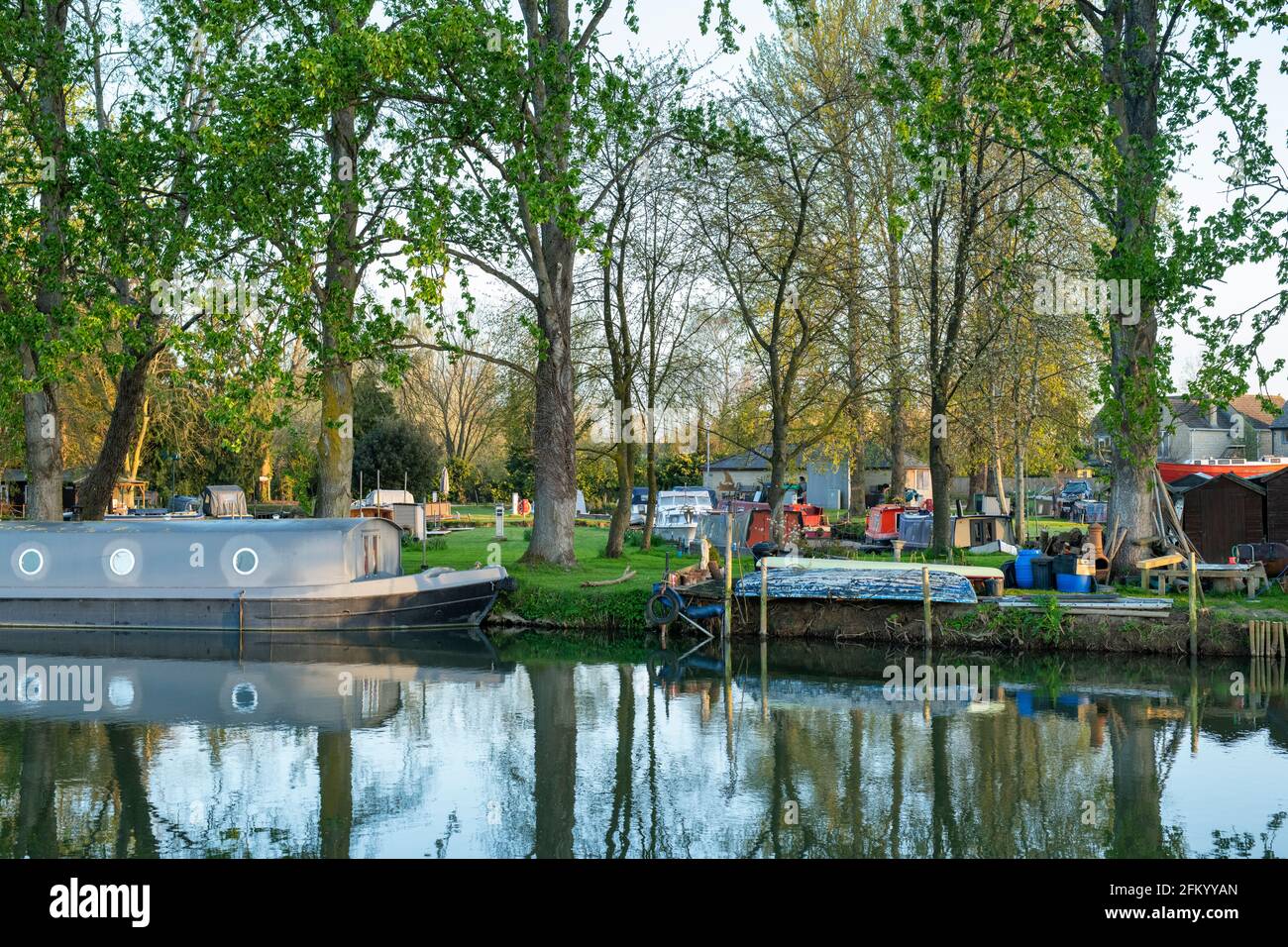 Lechlade canal hi-res stock photography and images - Alamy