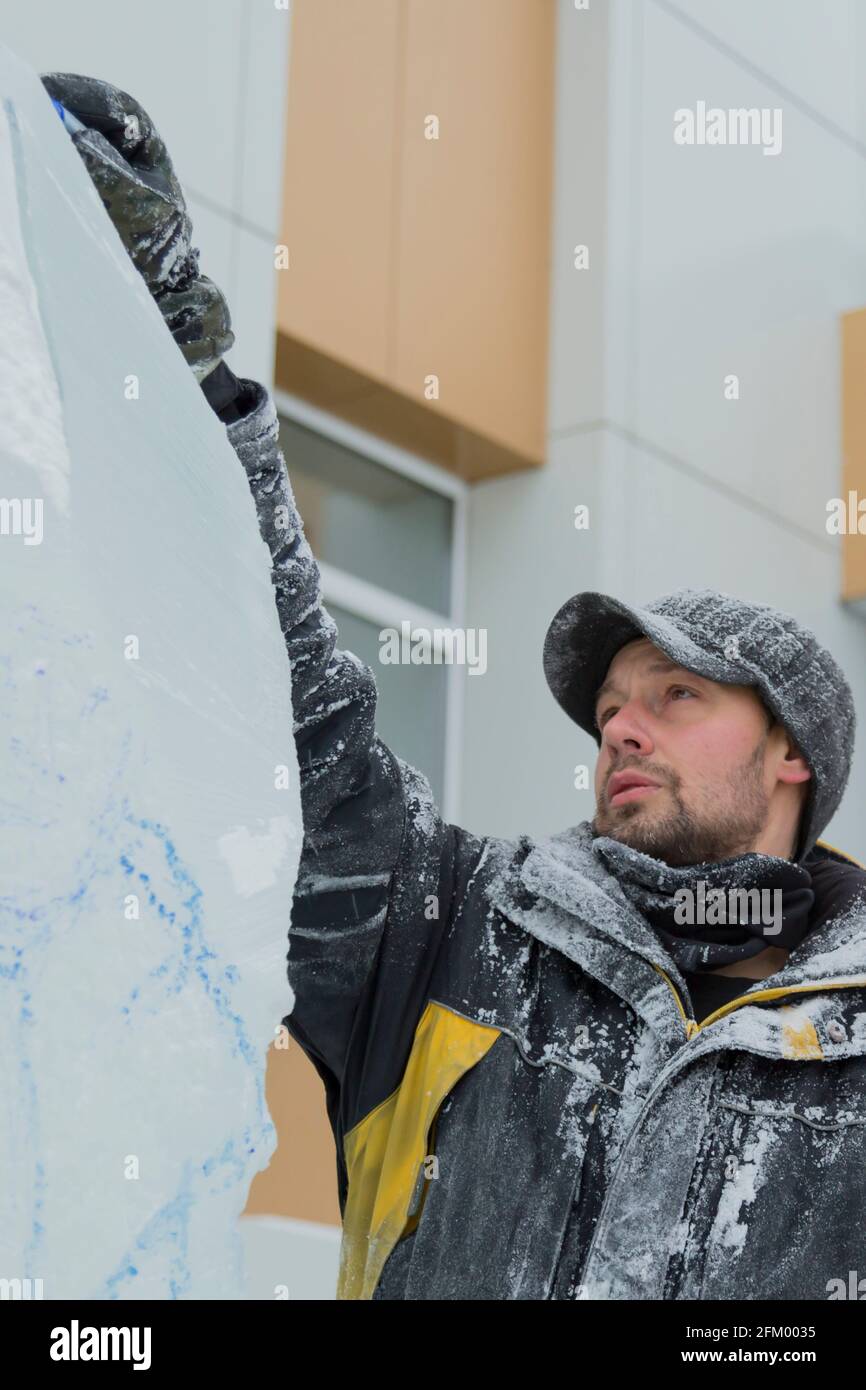 The artist draws the contours of the future ice figure on the ice Stock ...