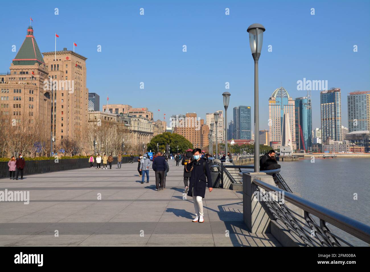 Tourists by the bund hi-res stock photography and images - Alamy