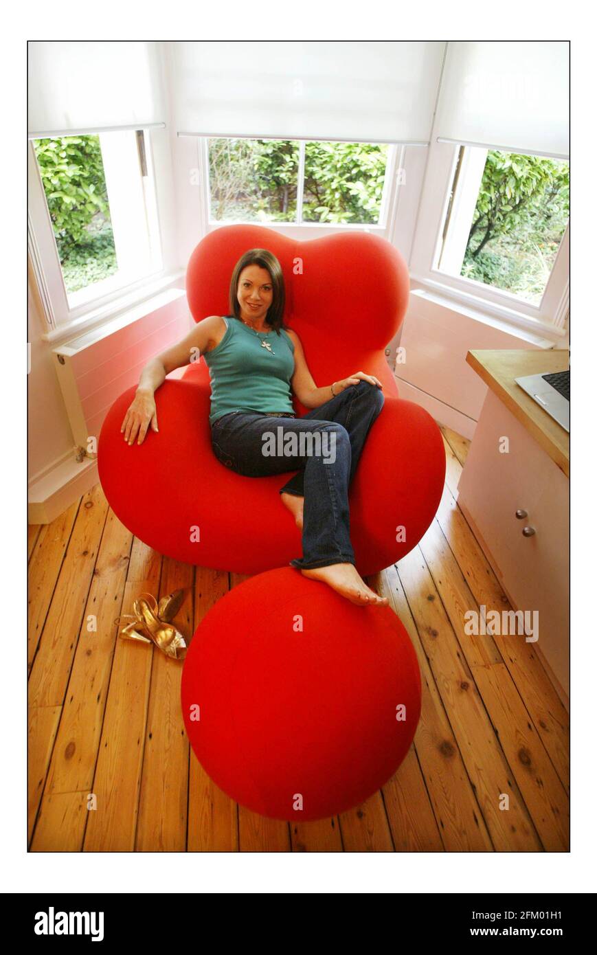 Tracey Cox in her home in Richmond, Londonpic David Sandison 9/8/2005 ...