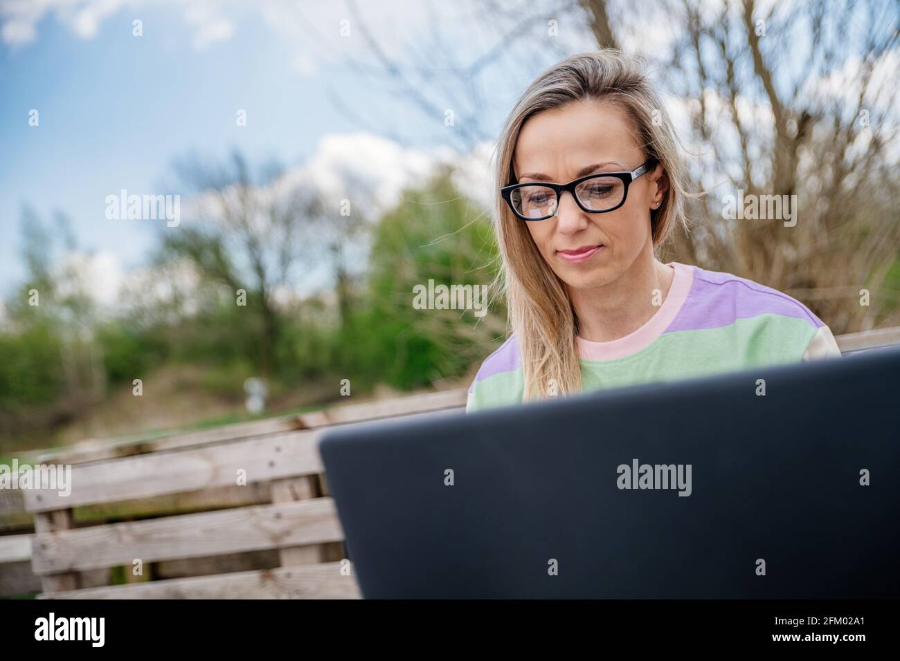 Working on computer outside hi-res stock photography and images - Alamy