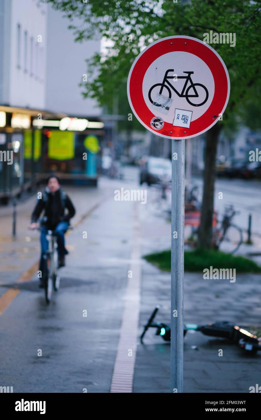 Narrow lane do not overtake cyclists sign hi-res stock photography and ...