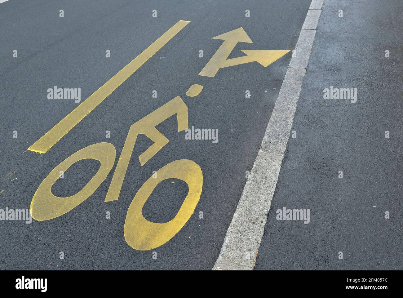 Bike lane marking hi-res stock photography and images - Alamy