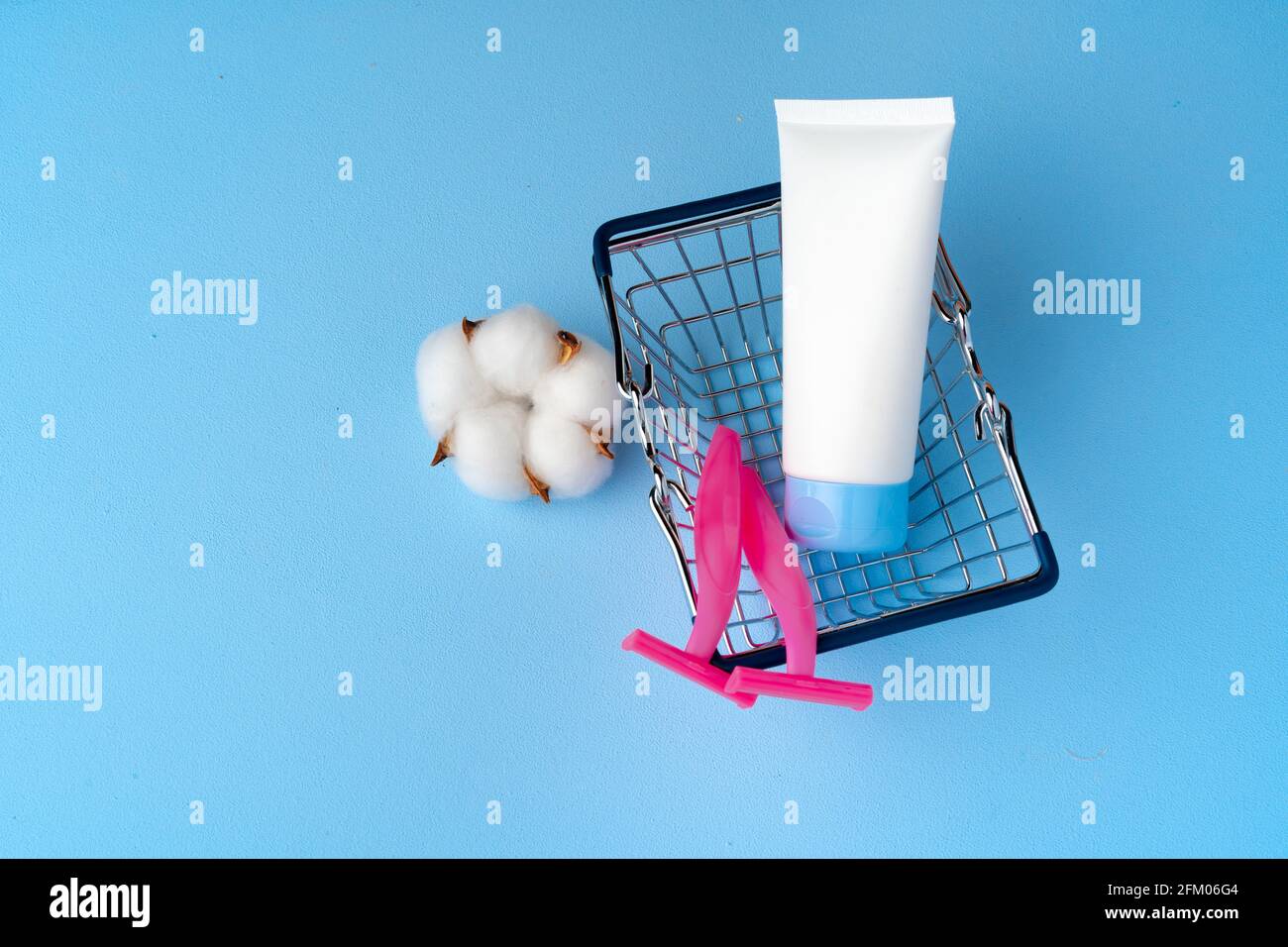 Pink disposable razors and cotton flower on blue paper Stock Photo - Alamy