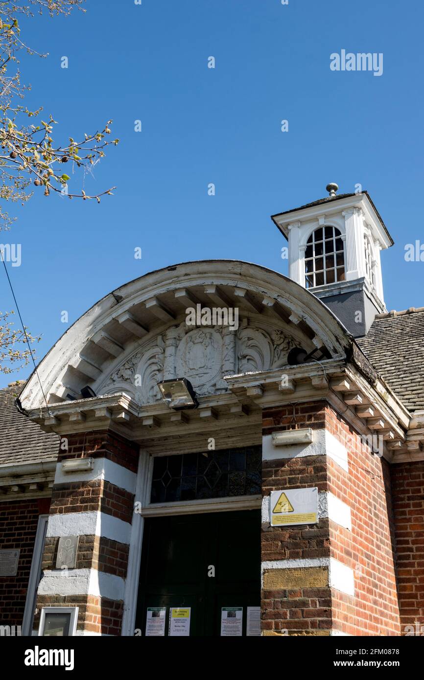 Public library exterior hi-res stock photography and images - Alamy