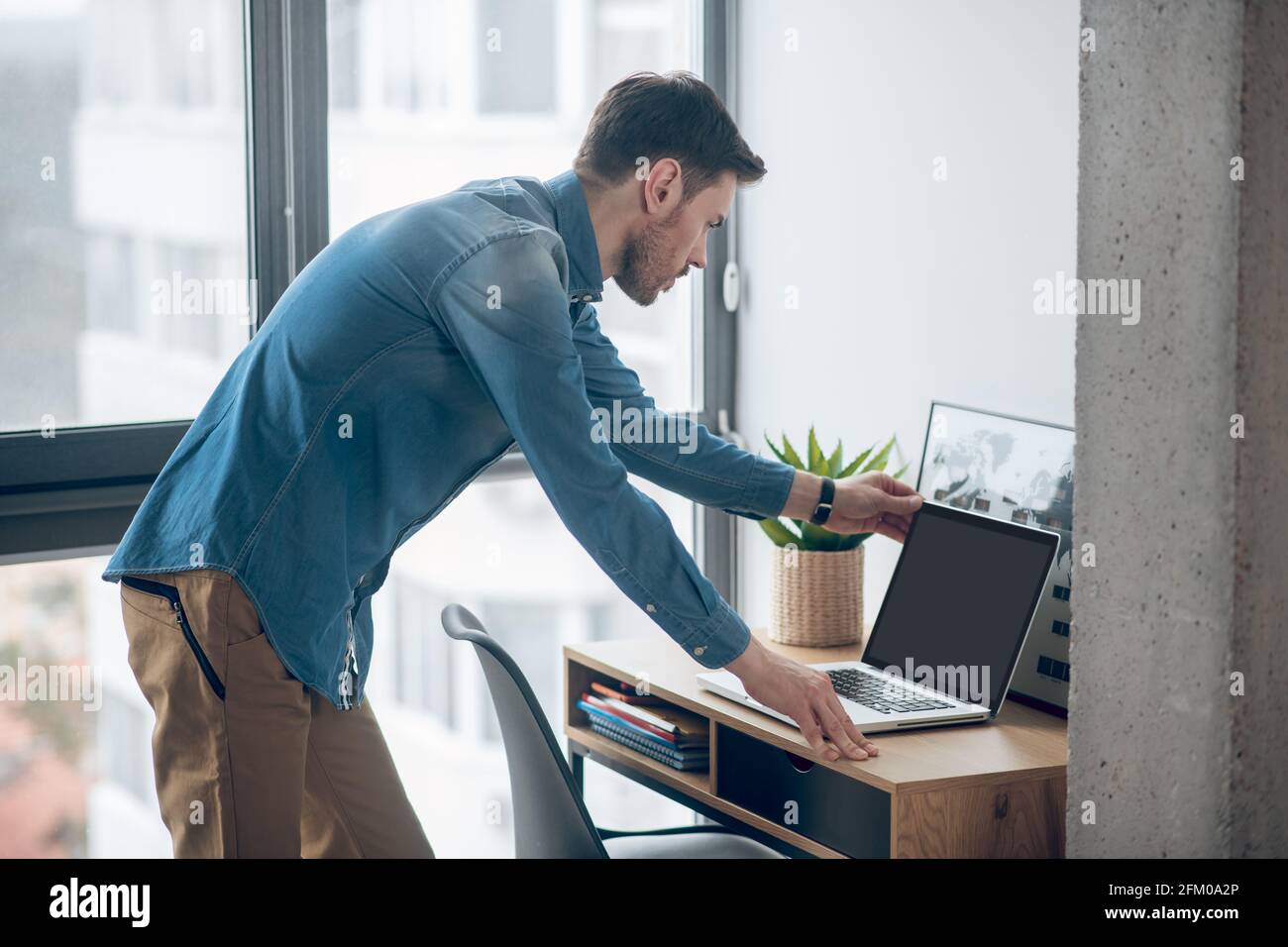 Man working in stability hi-res stock photography and images - Alamy