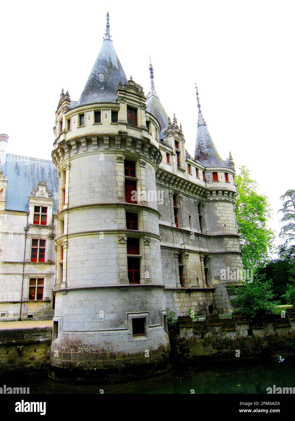Exterior of the Renaissance Château d'Azay-le-Rideau with its River ...
