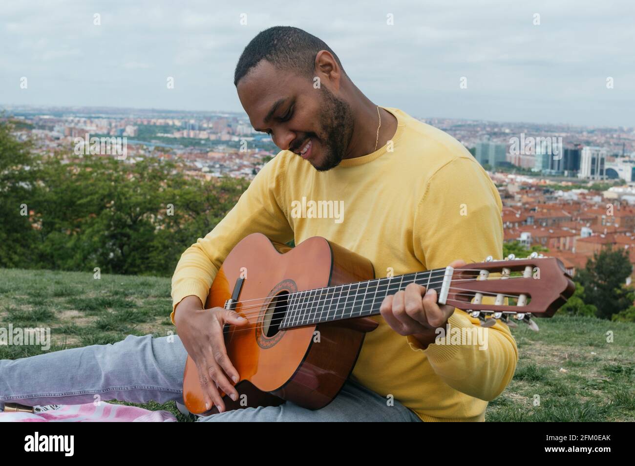 Black man with guitar hi-res stock photography and images - Alamy