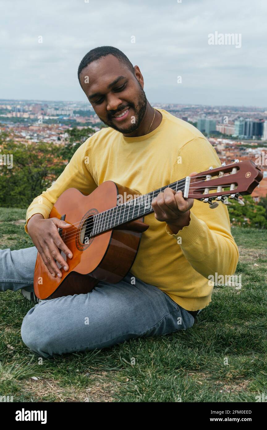 Black man with guitar hi-res stock photography and images - Alamy