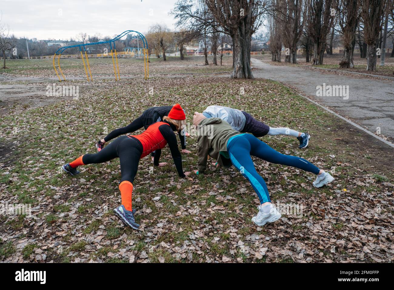 Diverse outdoor fitness group hi-res stock photography and images - Alamy