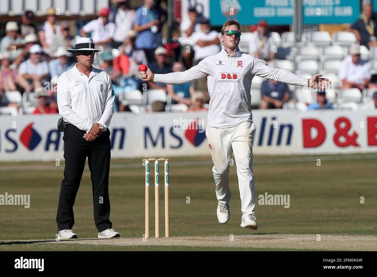 Simon Harmer in bowling action for Essex during Essex CCC vs Somerset ...