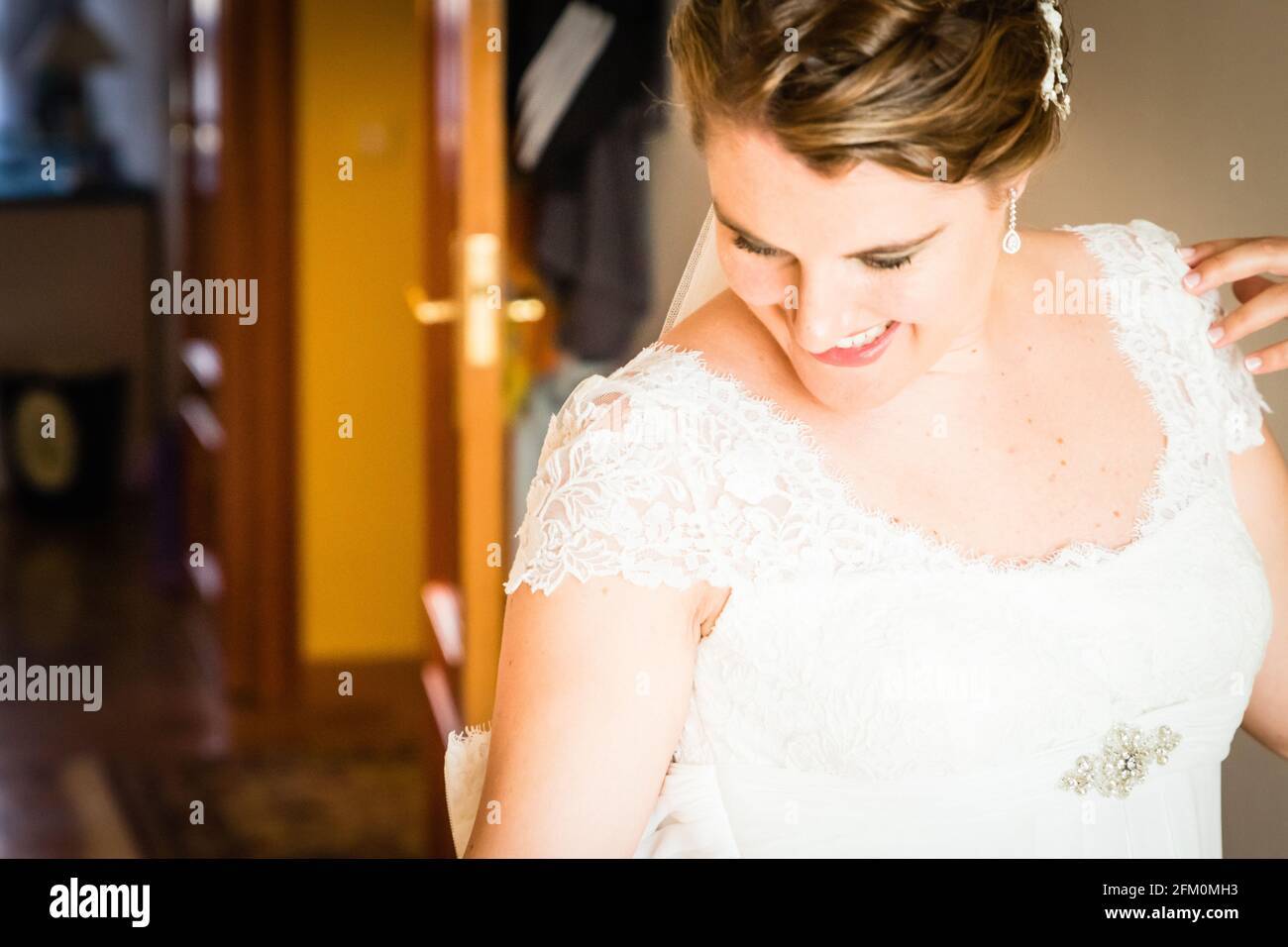 A Bride getting ready on her wedding day Stock Photo - Alamy