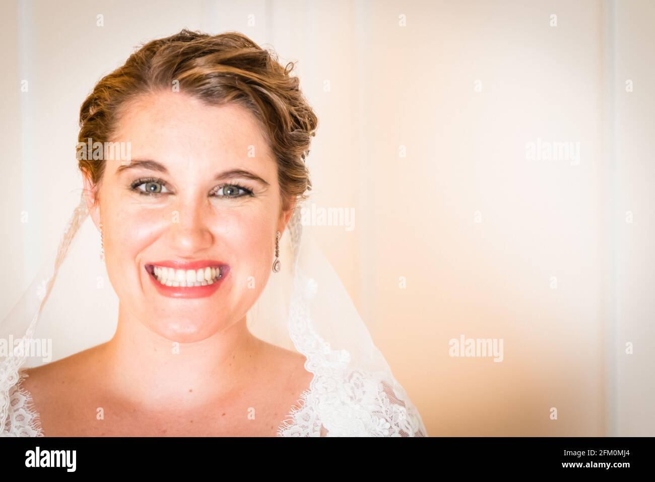 A Bride getting ready on her wedding day Stock Photo - Alamy