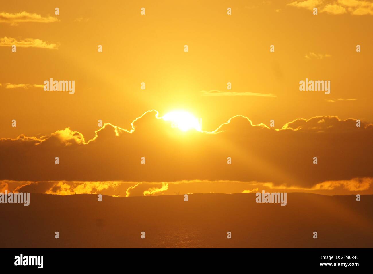 Sun dipping behind the horizon hi-res stock photography and images - Alamy
