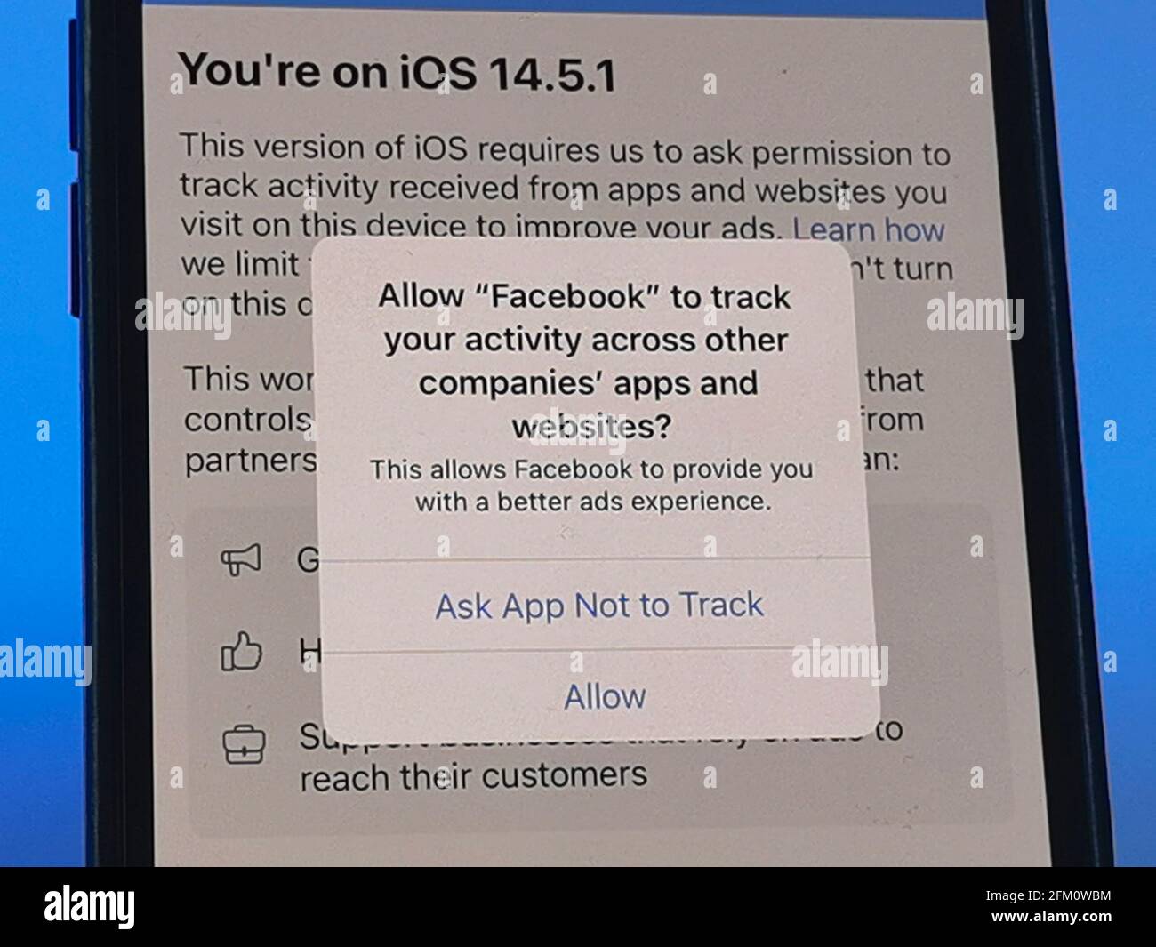 Allow app tracking hi-res stock photography and images - Alamy