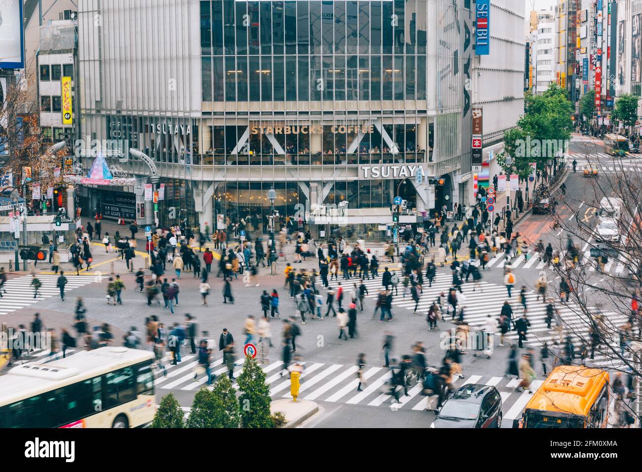 Hachiko scramble pedestrian crossing shibuya hi-res stock photography ...