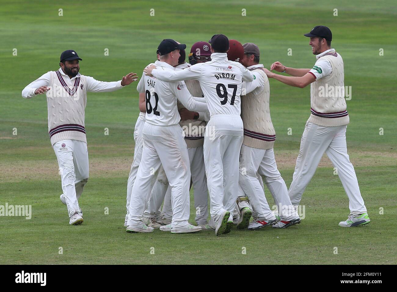 The somerset players celebrate victory hi-res stock photography and ...