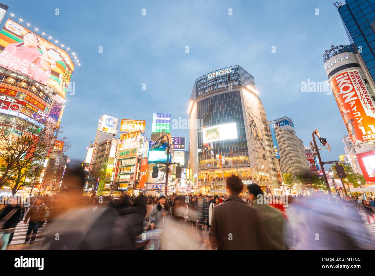 Woman walking shopping tokyo horizontal hi-res stock photography and ...