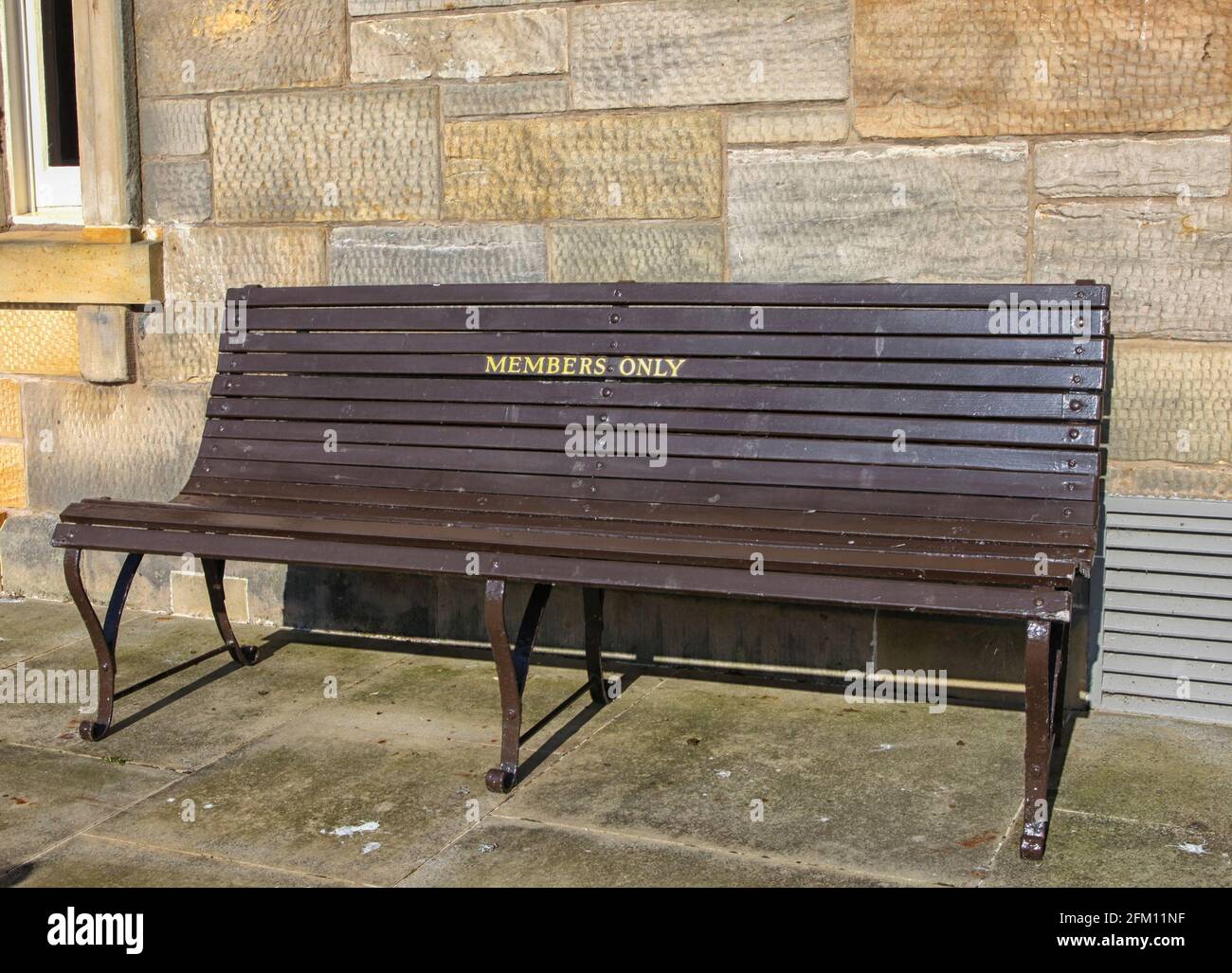 Members only bench at St. Andrews golfclub Stock Photo - Alamy