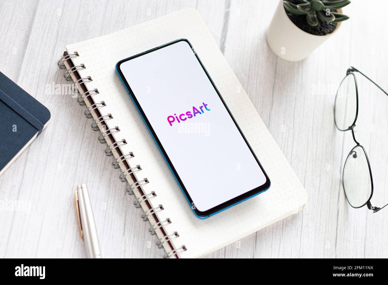 Picsart symbol logo hi-res stock photography and images - Alamy