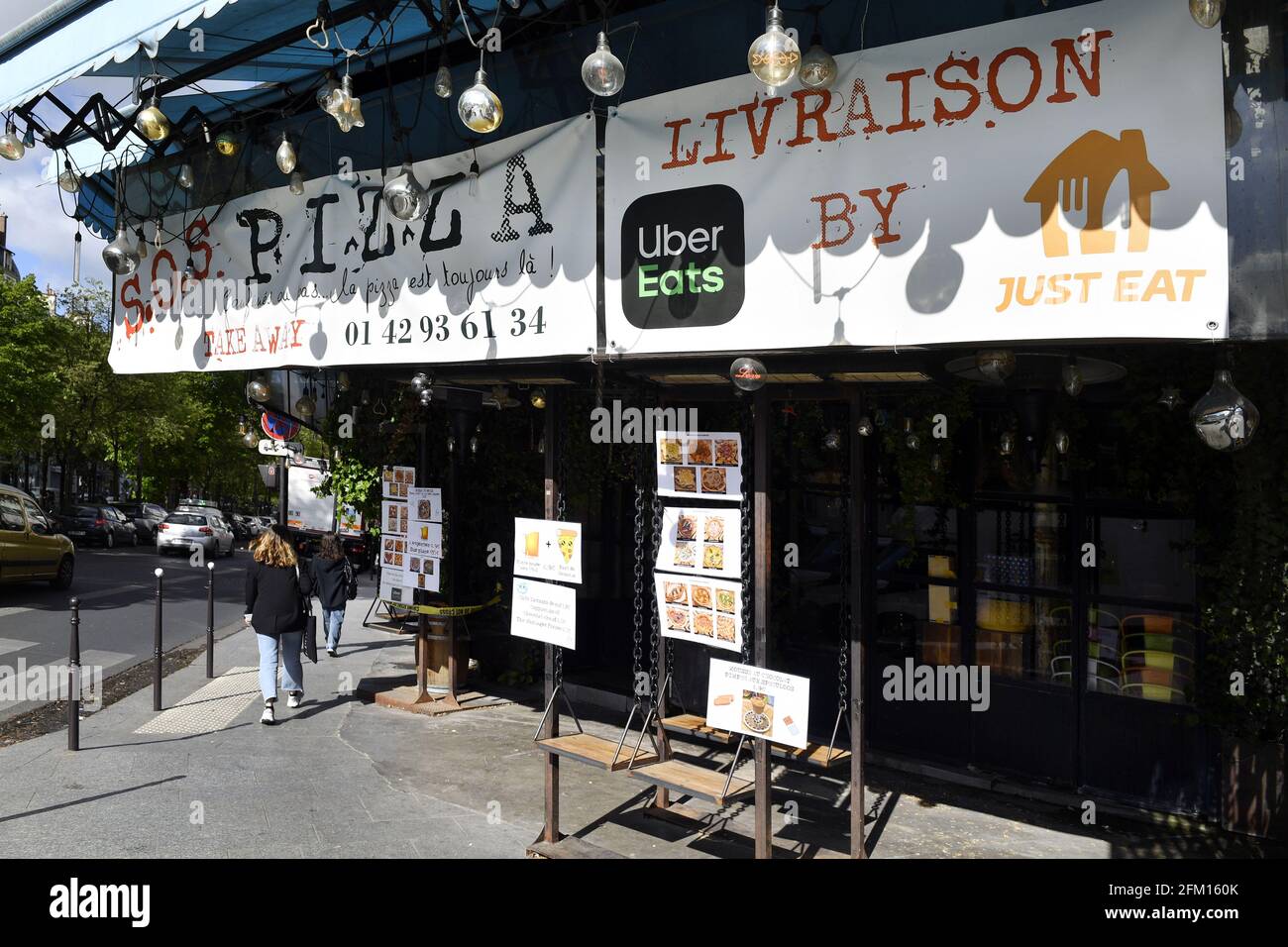 Italian restaurant delivery service - Paris - France Stock Photo - Alamy